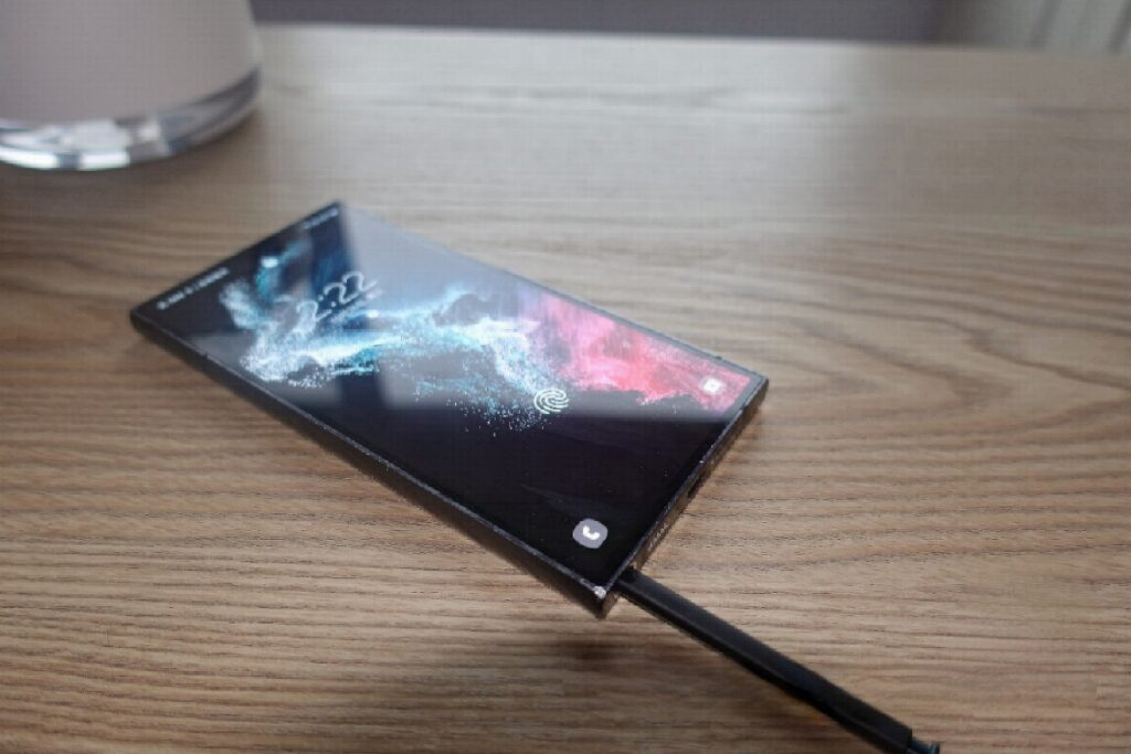 Unreleased Galaxy S22 Ultra with flat display emerges in prototype ...